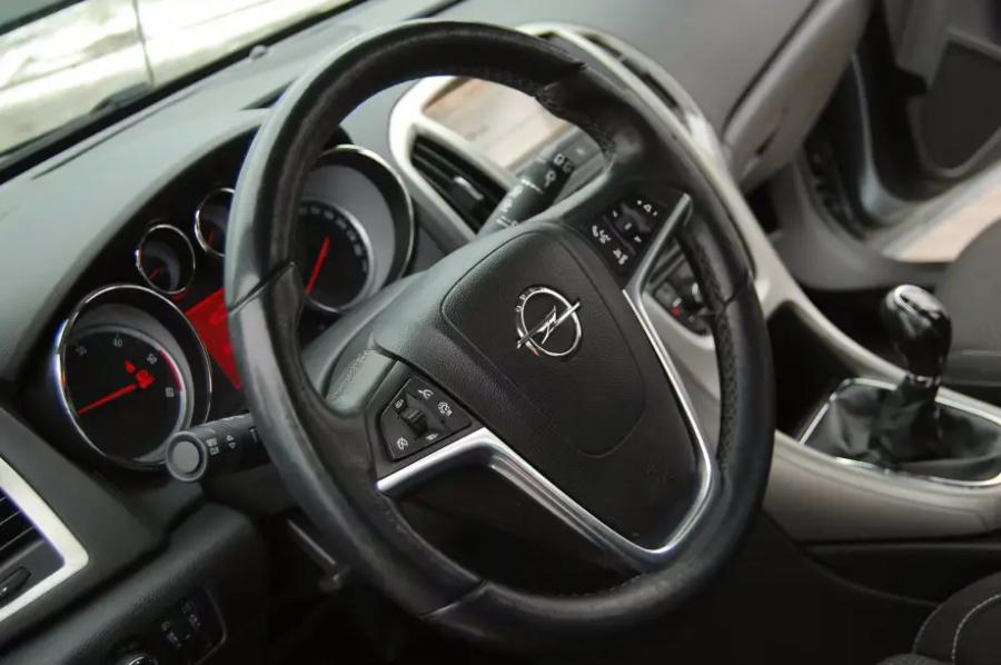 Pelēks Opel Astra 2012 Jēkabpils, ar dzinēja tilpumu 1.70 L un nobraukumu 235 tūkst. km par 5600 €, foto 19 vietnē AUTOMOTO.COM.LV