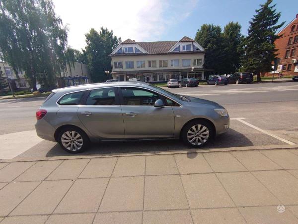 Grey Opel Astra 2012 in Vilkaviskis, with an engine capacity of 1.36 L and mileage of 286 thousand km for 2200 €, photo 2 on AUTOMOTO.COM.LV
