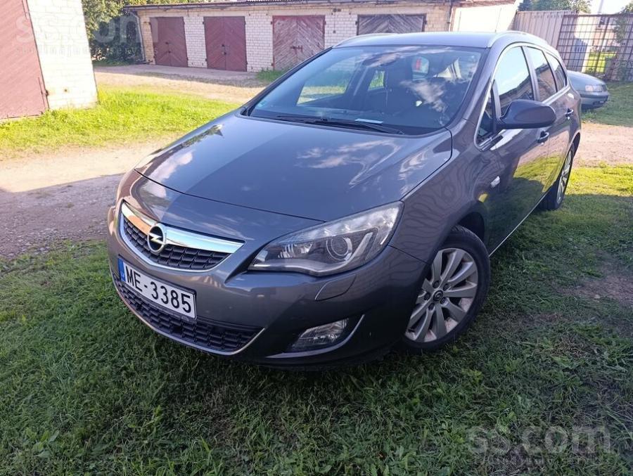 Grey Opel Astra 2012 in Jelgava, with an engine capacity of 1.70 L and mileage of 250 thousand km for 3250 €, photo 1 on AUTOMOTO.COM.LV