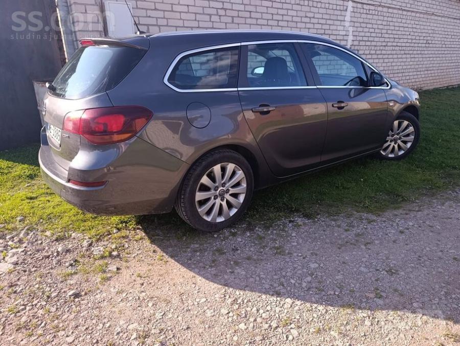 Grey Opel Astra 2012 in Jelgava, with an engine capacity of 1.70 L and mileage of 250 thousand km for 3250 €, photo 3 on AUTOMOTO.COM.LV