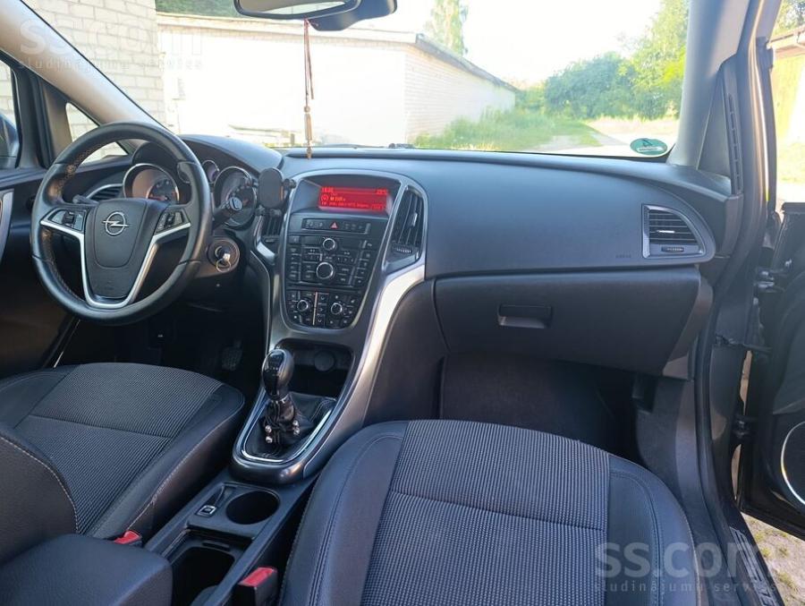Grey Opel Astra 2012 in Jelgava, with an engine capacity of 1.70 L and mileage of 250 thousand km for 3250 €, photo 8 on AUTOMOTO.COM.LV