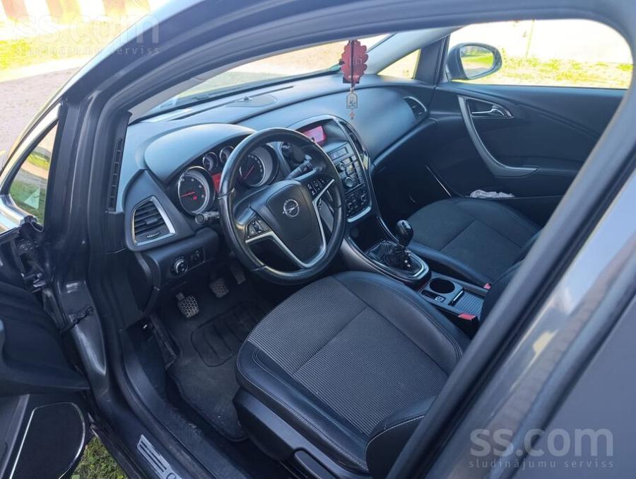 Grey Opel Astra 2012 in Jelgava, with an engine capacity of 1.70 L and mileage of 250 thousand km for 3250 €, photo 12 on AUTOMOTO.COM.LV