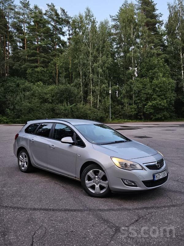 Grey Opel Astra 2012 in Riga, with an engine capacity of 1.70 L and mileage of 468 thousand km for 2700 €, photo 1 on AUTOMOTO.COM.LV