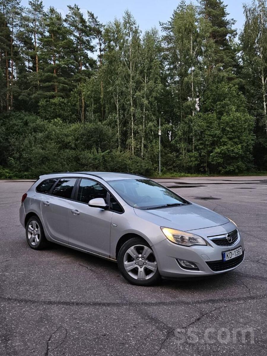 Grey Opel Astra 2012 in Riga, with an engine capacity of 1.70 L and mileage of 468 thousand km for 2700 €, photo 1 on AUTOMOTO.COM.LV