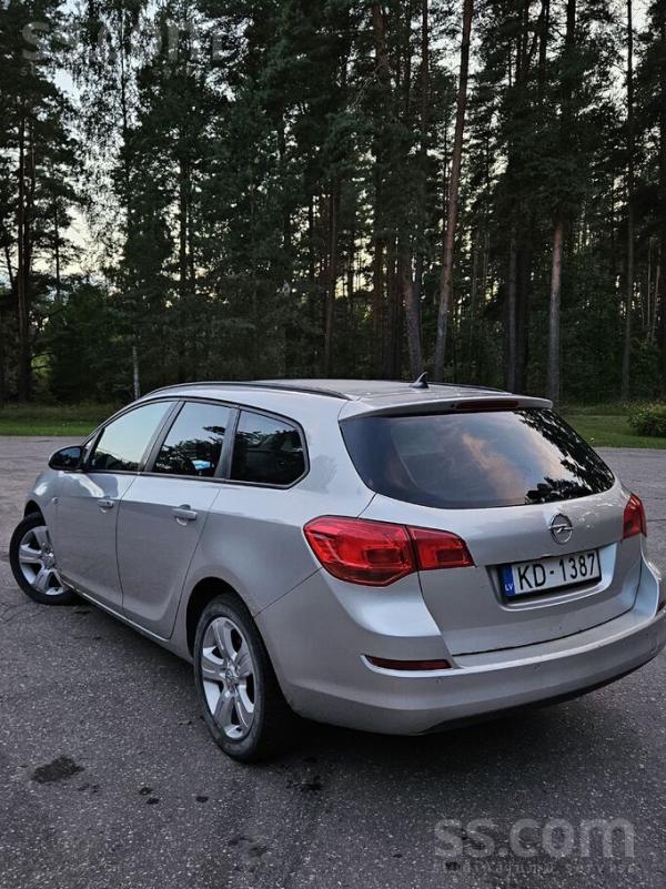 Grey Opel Astra 2012 in Riga, with an engine capacity of 1.70 L and mileage of 468 thousand km for 2700 €, photo 2 on AUTOMOTO.COM.LV