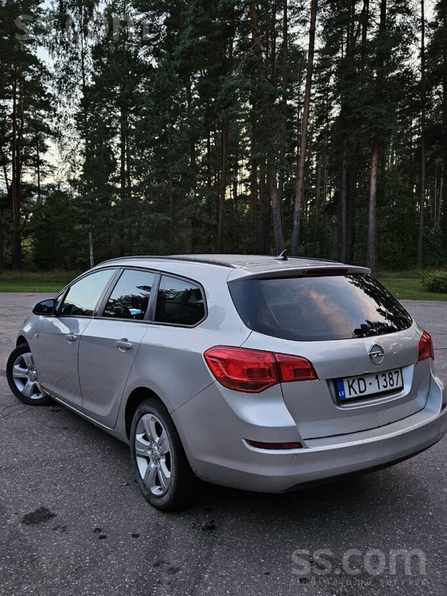 Grey Opel Astra 2012 in Riga, with an engine capacity of 1.70 L and mileage of 468 thousand km for 2700 €, photo 3 on AUTOMOTO.COM.LV