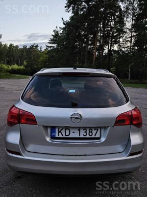 Grey Opel Astra 2012 in Riga, with an engine capacity of 1.70 L and mileage of 468 thousand km for 2700 €, photo 4 on AUTOMOTO.COM.LV