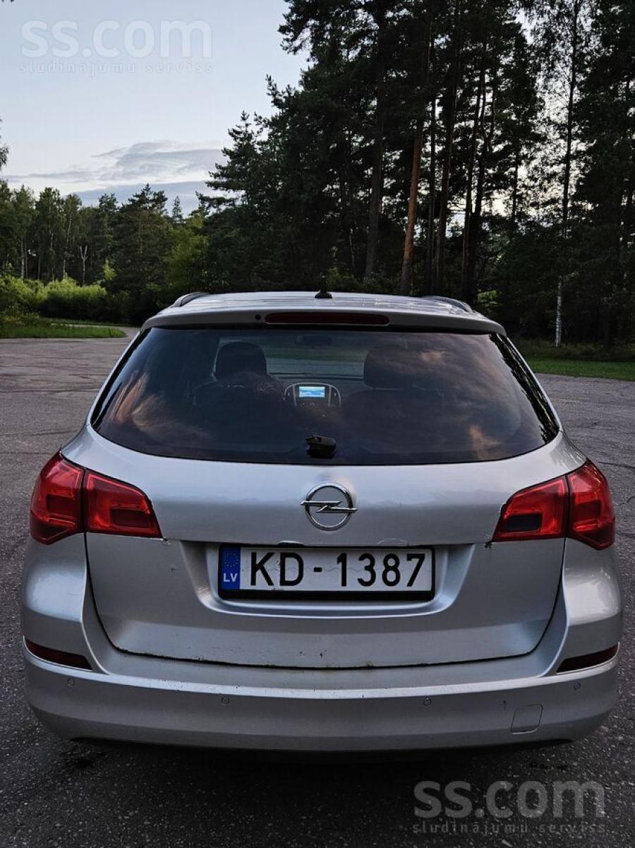 Grey Opel Astra 2012 in Riga, with an engine capacity of 1.70 L and mileage of 468 thousand km for 2700 €, photo 4 on AUTOMOTO.COM.LV
