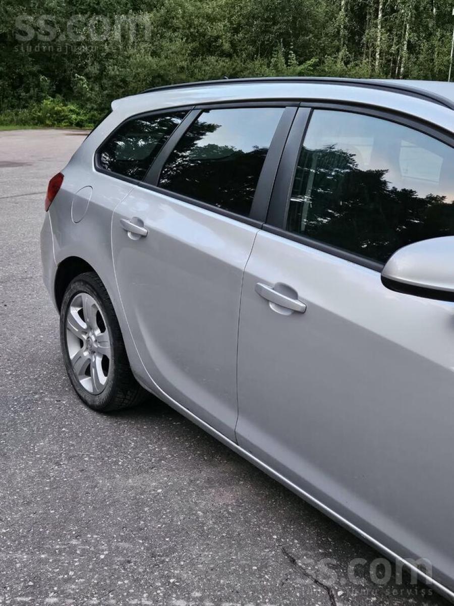 Grey Opel Astra 2012 in Riga, with an engine capacity of 1.70 L and mileage of 468 thousand km for 2700 €, photo 6 on AUTOMOTO.COM.LV