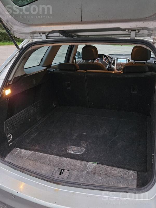 Grey Opel Astra 2012 in Riga, with an engine capacity of 1.70 L and mileage of 468 thousand km for 2700 €, photo 6 on AUTOMOTO.COM.LV