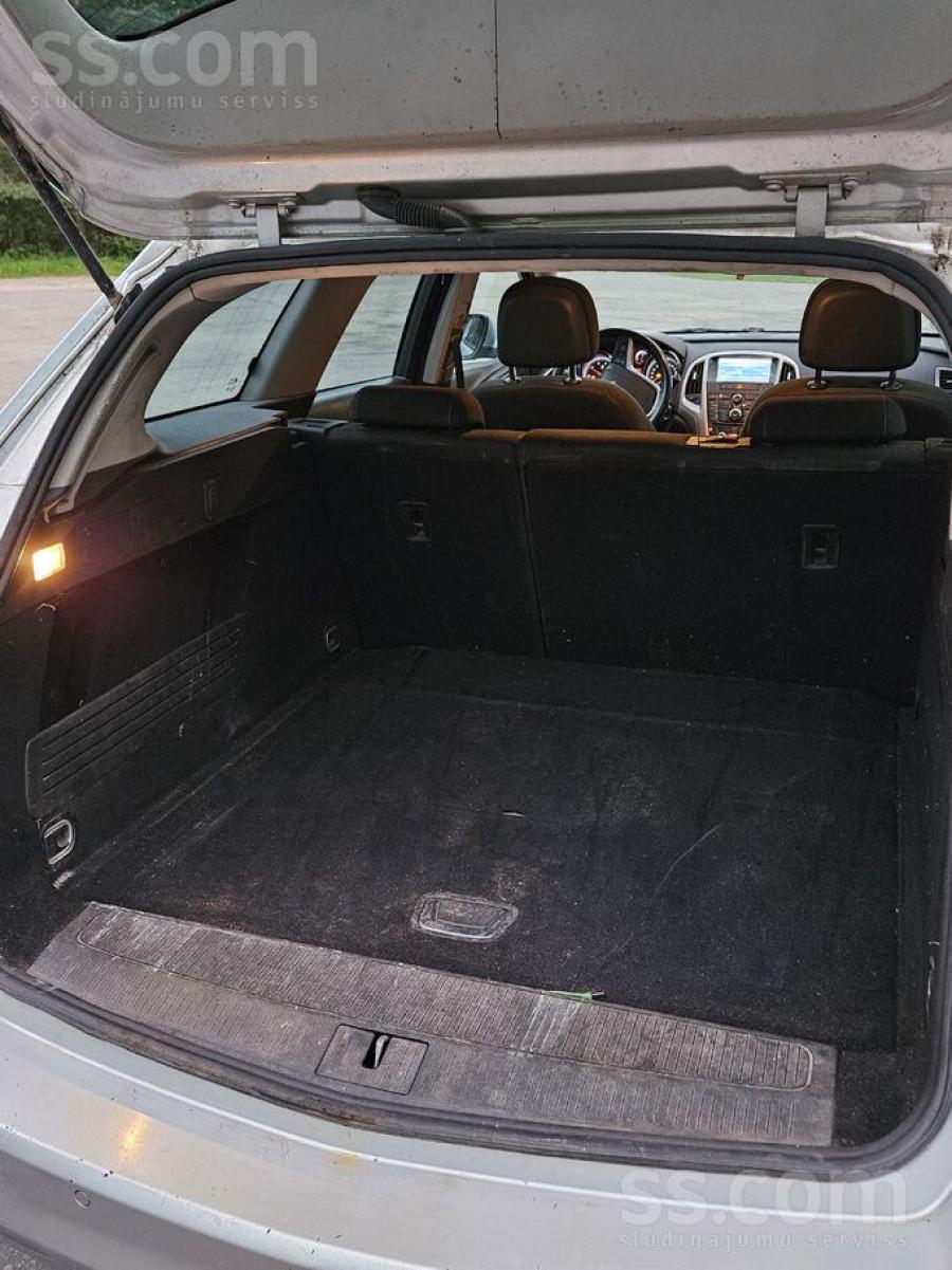 Grey Opel Astra 2012 in Riga, with an engine capacity of 1.70 L and mileage of 468 thousand km for 2700 €, photo 7 on AUTOMOTO.COM.LV