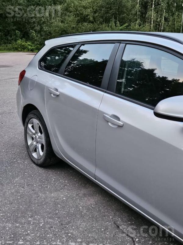Grey Opel Astra 2012 in Riga, with an engine capacity of 1.70 L and mileage of 468 thousand km for 2700 €, photo 5 on AUTOMOTO.COM.LV