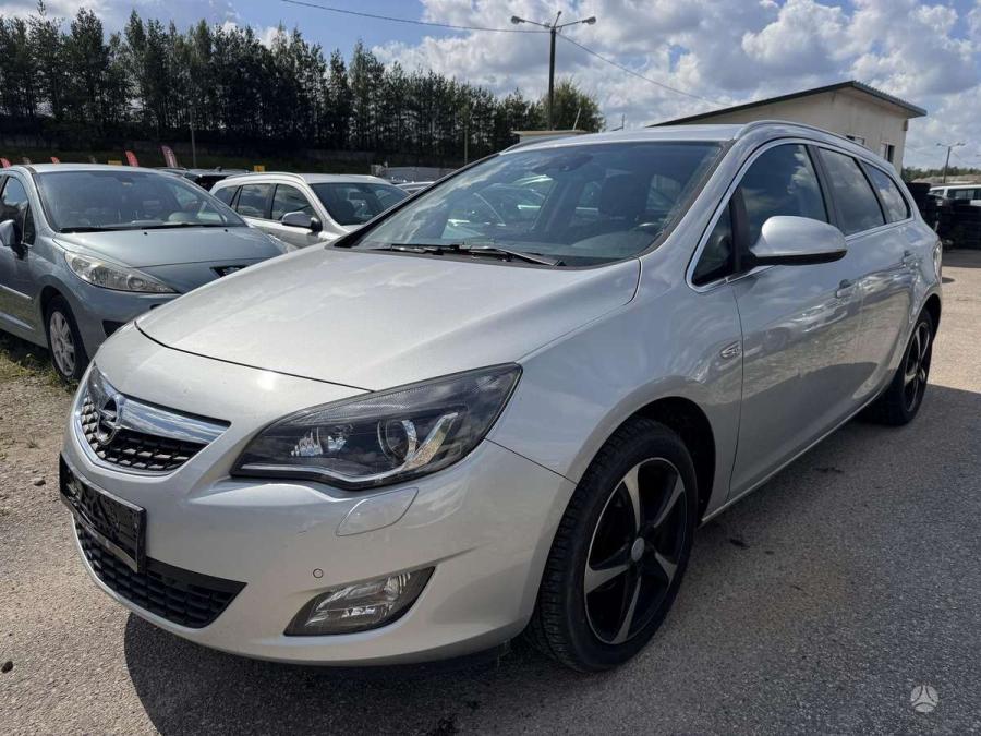 Grey Opel Astra 2012 in Vilnius, with an engine capacity of 1.36 L and mileage of 245 thousand km for 3950 €, photo 1 on AUTOMOTO.COM.LV