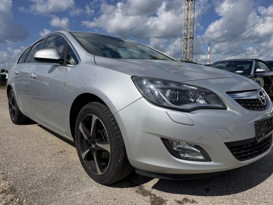 Grey Opel Astra 2012 in Vilnius, with an engine capacity of 1.36 L and mileage of 245 thousand km for 3950 €, photo 4 on AUTOMOTO.COM.LV
