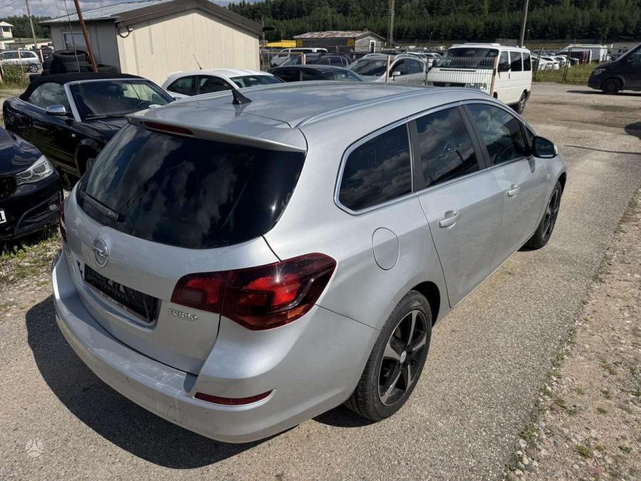 Grey Opel Astra 2012 in Vilnius, with an engine capacity of 1.36 L and mileage of 245 thousand km for 3950 €, photo 6 on AUTOMOTO.COM.LV