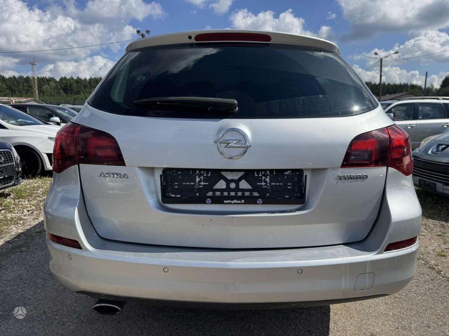 Grey Opel Astra 2012 in Vilnius, with an engine capacity of 1.36 L and mileage of 245 thousand km for 3950 €, photo 7 on AUTOMOTO.COM.LV