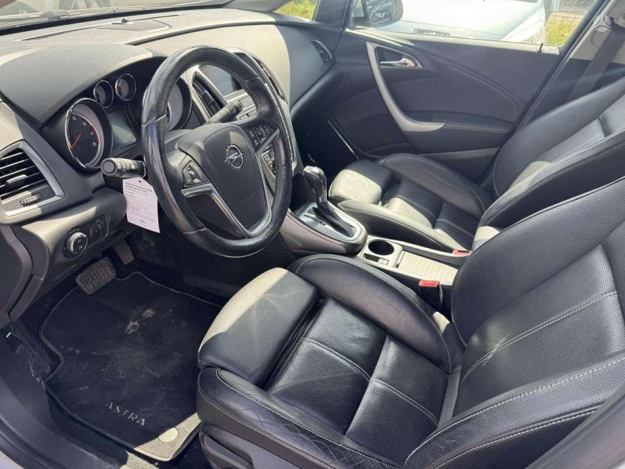 Grey Opel Astra 2012 in Vilnius, with an engine capacity of 1.36 L and mileage of 245 thousand km for 3950 €, photo 11 on AUTOMOTO.COM.LV