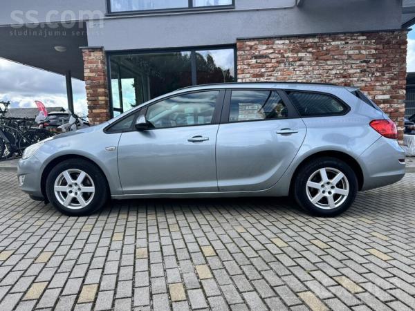 Grey Opel Astra 2012 in Talsi, with an engine capacity of 1.70 L and mileage of 233 thousand km for 4100 €, photo 3 on AUTOMOTO.COM.LV