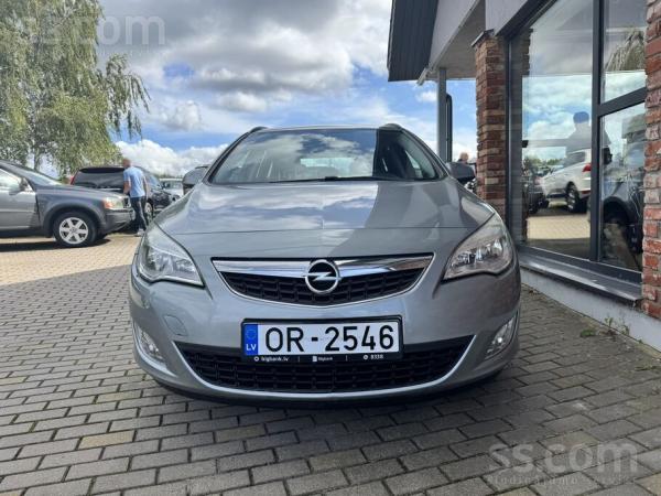 Grey Opel Astra 2012 in Talsi, with an engine capacity of 1.70 L and mileage of 233 thousand km for 4100 €, photo 5 on AUTOMOTO.COM.LV