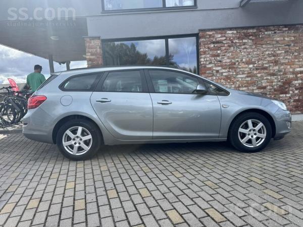 Grey Opel Astra 2012 in Talsi, with an engine capacity of 1.70 L and mileage of 233 thousand km for 4100 €, photo 7 on AUTOMOTO.COM.LV