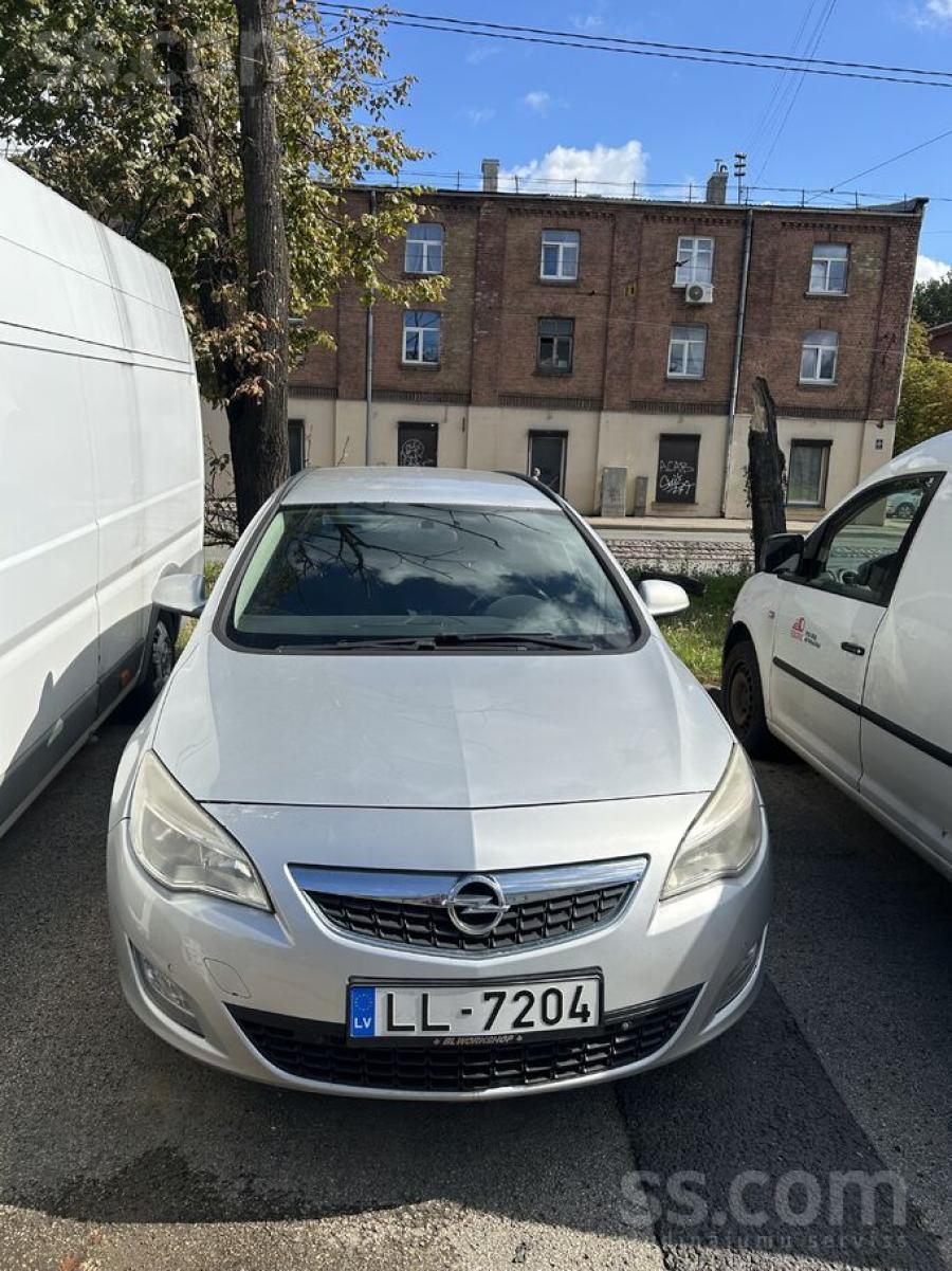 Grey Opel Astra 2012 in Riga, with an engine capacity of 1.70 L and mileage of 318 thousand km for 3250 €, photo 3 on AUTOMOTO.COM.LV