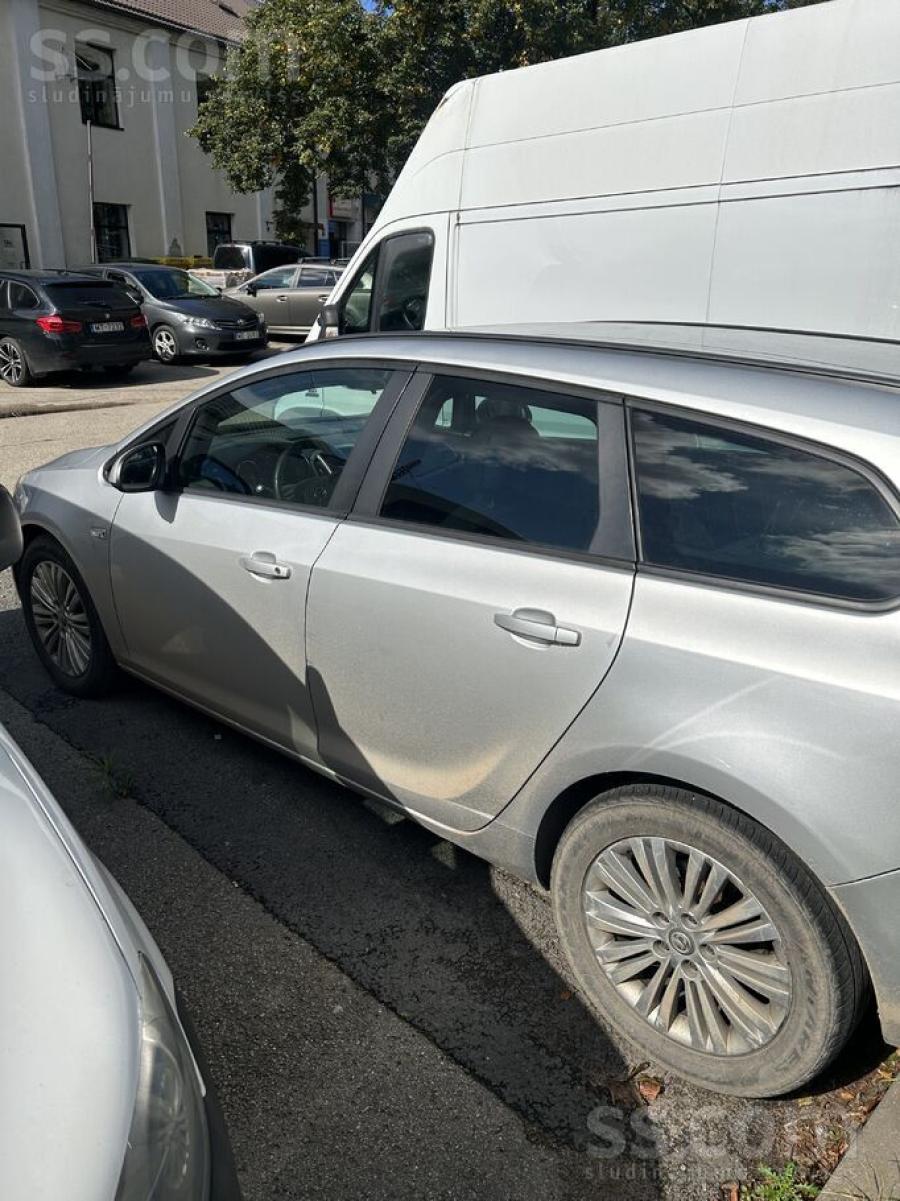 Grey Opel Astra 2012 in Riga, with an engine capacity of 1.70 L and mileage of 318 thousand km for 3250 €, photo 4 on AUTOMOTO.COM.LV