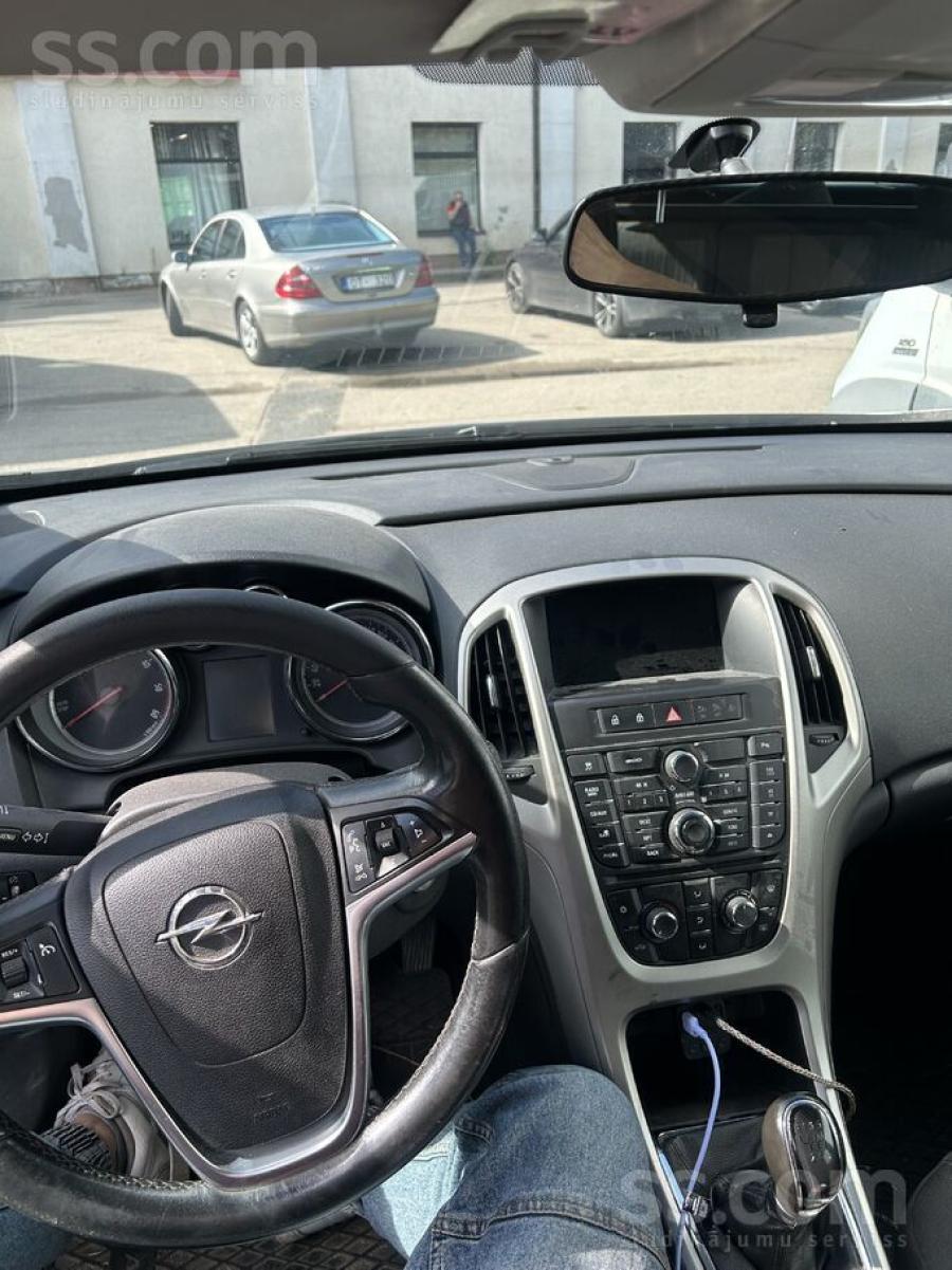 Grey Opel Astra 2012 in Riga, with an engine capacity of 1.70 L and mileage of 318 thousand km for 3250 €, photo 7 on AUTOMOTO.COM.LV