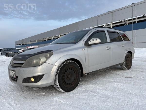 Opel Astra 2012 in Daugavpils on AUTOMOTO.COM.LV Grey Opel Astra 2012 in Daugavpils, with an engine capacity of 1.60 L and mileage of 546 thousand km for 650 €, photo 1 on AUTOMOTO.COM.LV