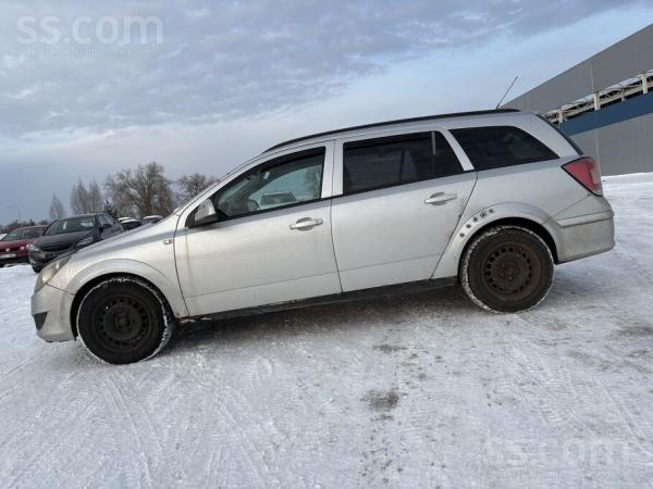 Opel Astra 2012 in Daugavpils on AUTOMOTO.COM.LV Grey Opel Astra 2012 in Daugavpils, with an engine capacity of 1.60 L and mileage of 546 thousand km for 650 €, photo 3 on AUTOMOTO.COM.LV