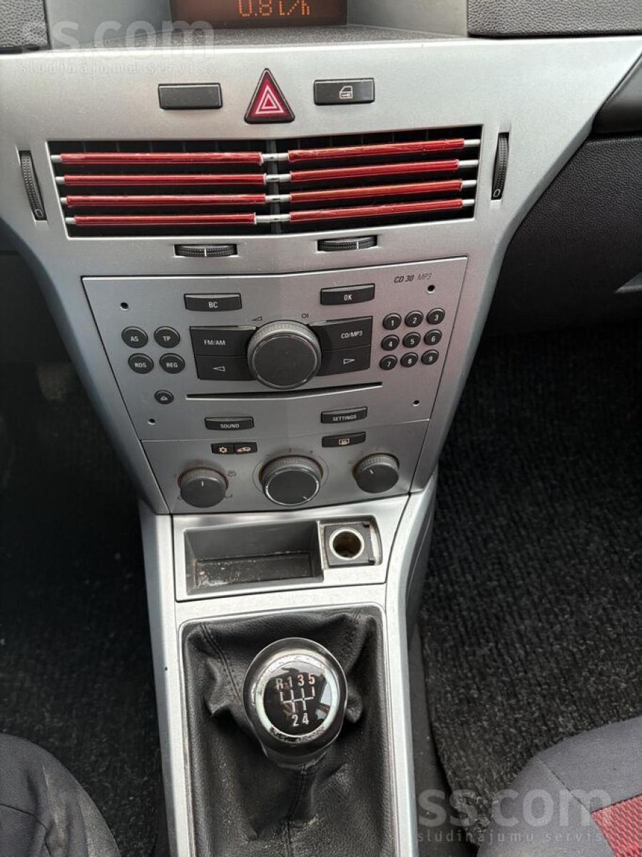 Grey Opel Astra 2012 in Daugavpils, with an engine capacity of 1.60 L and mileage of 546 thousand km for 650 €, photo 15 on AUTOMOTO.COM.LV