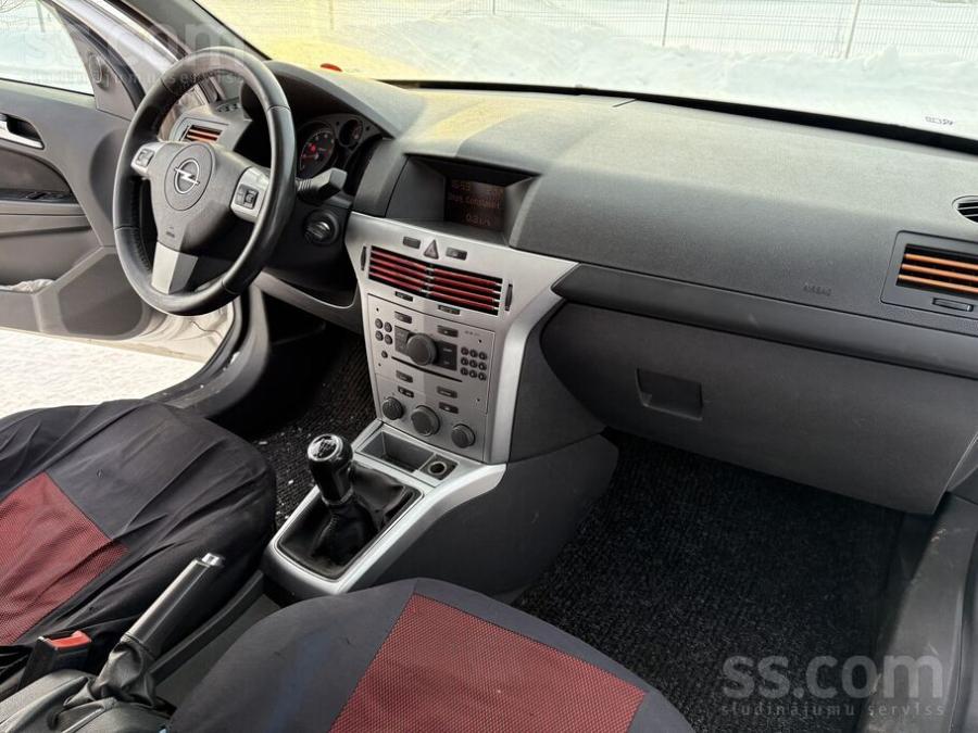 Grey Opel Astra 2012 in Daugavpils, with an engine capacity of 1.60 L and mileage of 546 thousand km for 650 €, photo 21 on AUTOMOTO.COM.LV