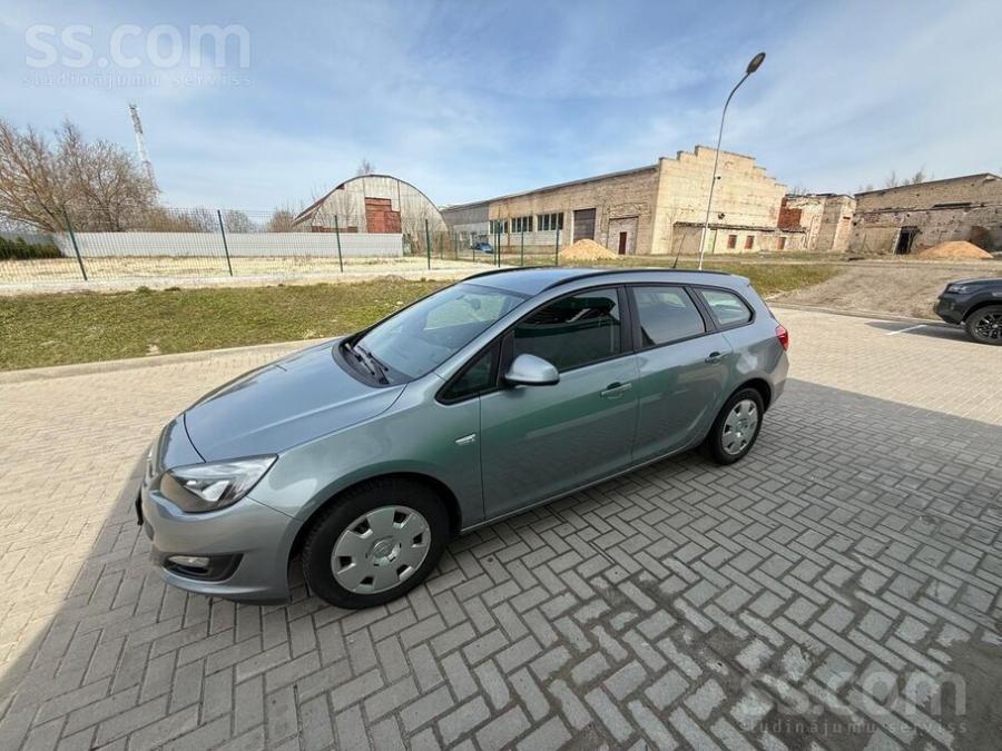 Grey Opel Astra 2013 in Ludza, with an engine capacity of 1.70 L and mileage of 195 thousand km for 4380 €, photo 2 on AUTOMOTO.COM.LV