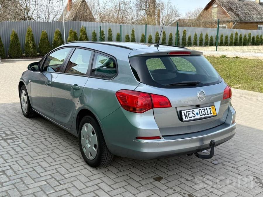 Grey Opel Astra 2013 in Ludza, with an engine capacity of 1.70 L and mileage of 195 thousand km for 4380 €, photo 5 on AUTOMOTO.COM.LV