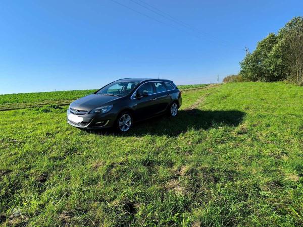 Grey Opel Astra 2013 in Taurage, with an engine capacity of 1.69 L and mileage of 233 thousand km for 4200 €, photo 1 on AUTOMOTO.COM.LV