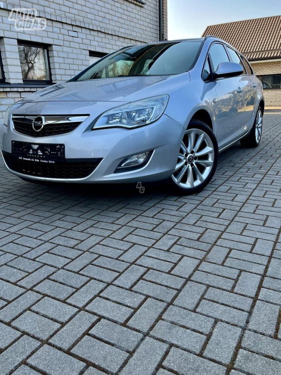 Grey Opel Astra 2013 in Kaunas, with an engine capacity of 2.00 L and mileage of 215 thousand km for 3500 €, photo 1 on AUTOMOTO.COM.LV