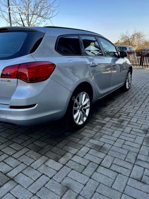Grey Opel Astra 2013 in Kaunas, with an engine capacity of 2.00 L and mileage of 215 thousand km for 3500 €, photo 9 on AUTOMOTO.COM.LV