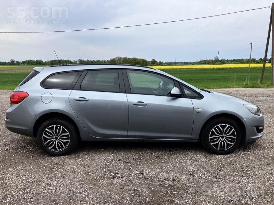Grey Opel Astra 2013 in Talsi, with an engine capacity of 1.70 L and mileage of 182 thousand km for 5600 €, photo 3 on AUTOMOTO.COM.LV