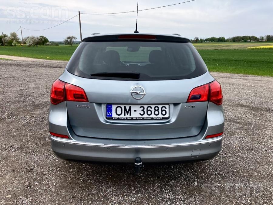 Grey Opel Astra 2013 in Talsi, with an engine capacity of 1.70 L and mileage of 182 thousand km for 5600 €, photo 5 on AUTOMOTO.COM.LV