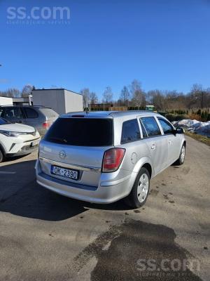 Grey Opel Astra 2013 in Riga, with an engine capacity of 1.70 L and mileage of 463 thousand km for 1800 €, photo 4 on AUTOMOTO.COM.LV