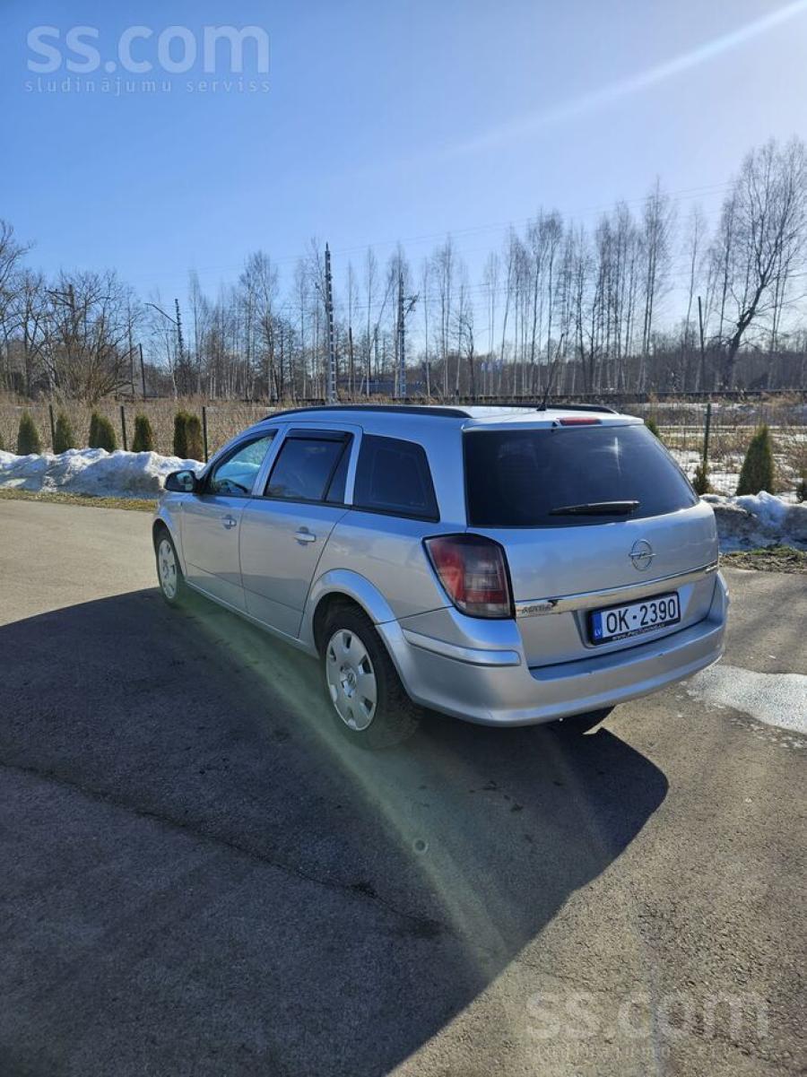 Grey Opel Astra 2013 in Riga, with an engine capacity of 1.70 L and mileage of 463 thousand km for 1800 €, photo 5 on AUTOMOTO.COM.LV