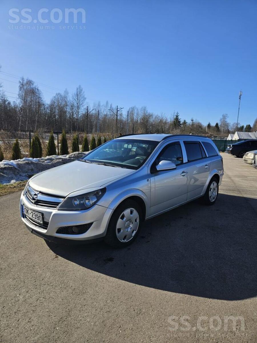Grey Opel Astra 2013 in Riga, with an engine capacity of 1.70 L and mileage of 463 thousand km for 1800 €, photo 6 on AUTOMOTO.COM.LV