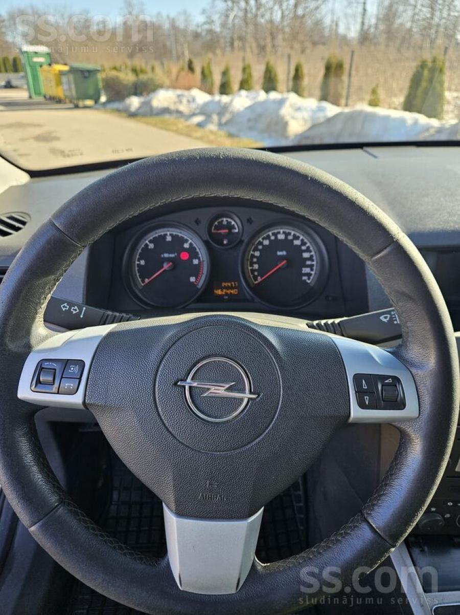 Grey Opel Astra 2013 in Riga, with an engine capacity of 1.70 L and mileage of 463 thousand km for 1800 €, photo 8 on AUTOMOTO.COM.LV