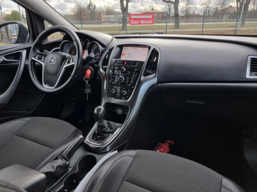 Grey Opel Astra 2013 in Riga, with an engine capacity of 1.70 L and mileage of 240 thousand km for 4770 €, photo 3 on AUTOMOTO.COM.LV