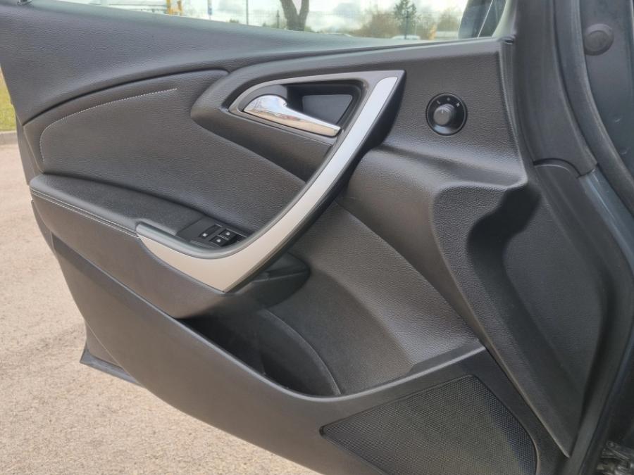 Grey Opel Astra 2013 in Riga, with an engine capacity of 1.70 L and mileage of 240 thousand km for 4770 €, photo 10 on AUTOMOTO.COM.LV