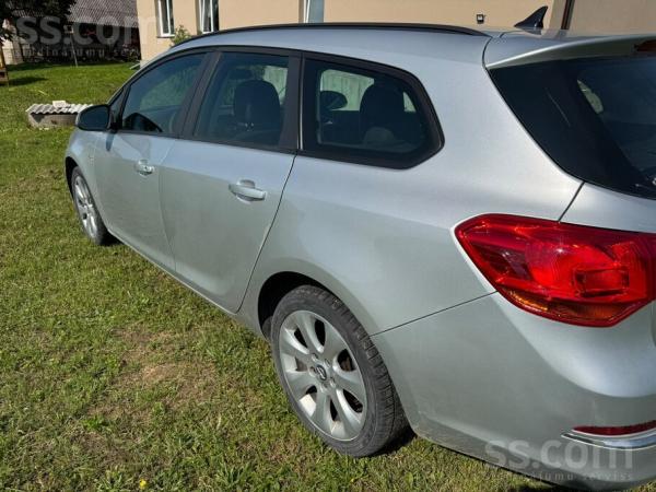 Grey Opel Astra 2013 in Saldus, with an engine capacity of 1.70 L and mileage of 319 thousand km for 4700 €, photo 3 on AUTOMOTO.COM.LV