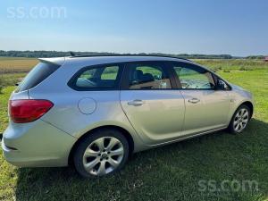 Grey Opel Astra 2013 in Saldus, with an engine capacity of 1.70 L and mileage of 319 thousand km for 4700 €, photo 5 on AUTOMOTO.COM.LV