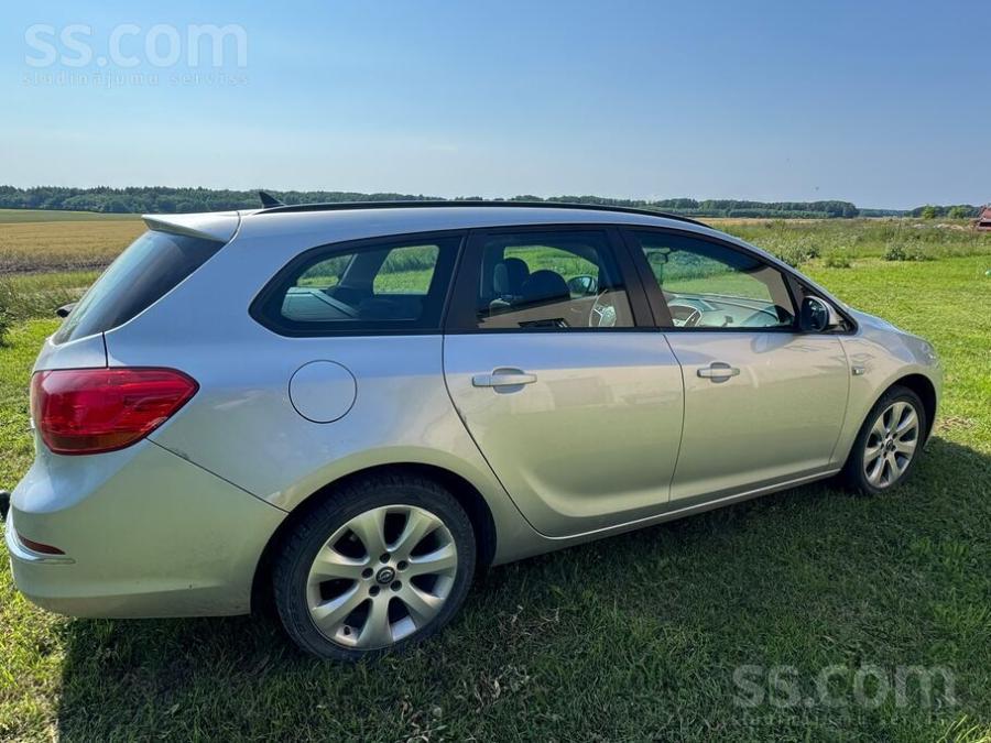Grey Opel Astra 2013 in Saldus, with an engine capacity of 1.70 L and mileage of 319 thousand km for 4700 €, photo 5 on AUTOMOTO.COM.LV
