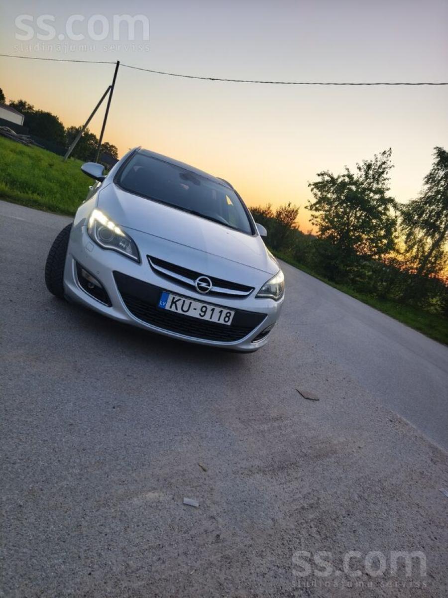 Grey Opel Astra 2013 in Tukums, with an engine capacity of 1.70 L and mileage of 255 thousand km for 4250 €, photo 1 on AUTOMOTO.COM.LV