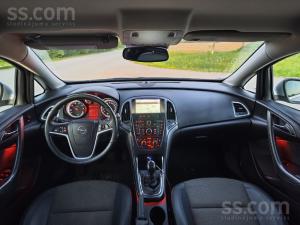 Grey Opel Astra 2013 in Tukums, with an engine capacity of 1.70 L and mileage of 255 thousand km for 4250 €, photo 4 on AUTOMOTO.COM.LV