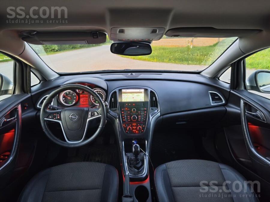 Grey Opel Astra 2013 in Tukums, with an engine capacity of 1.70 L and mileage of 255 thousand km for 4250 €, photo 4 on AUTOMOTO.COM.LV